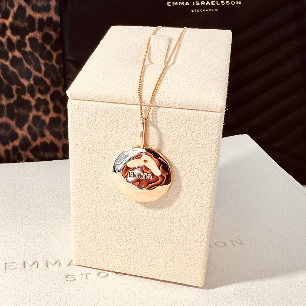 NAME COIN NECKLACE ORGANIC SHAPE GOLD | EMMA ISRAELSSON